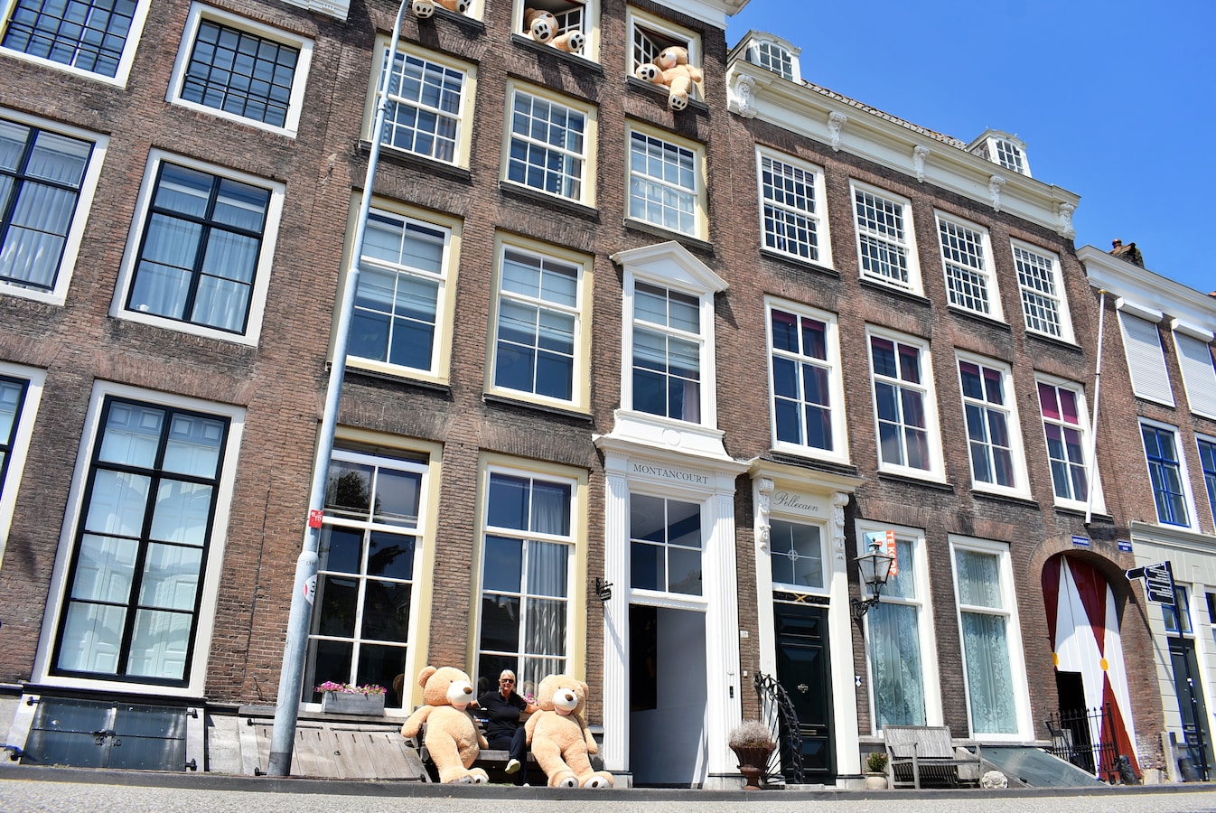 Bij de B&B van Silvia en haar man hangen vijf levensgrote beren uit het ...