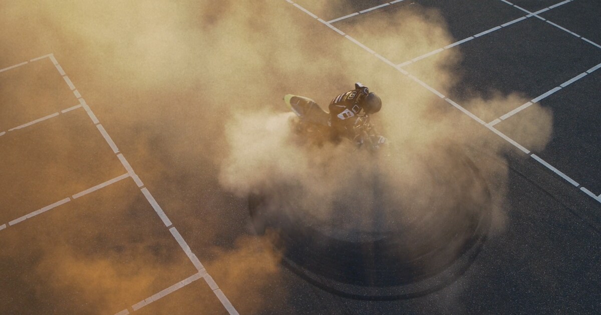 Motorcoureur Mark Van Driel breekt wereldrecord donuts draaien in ...