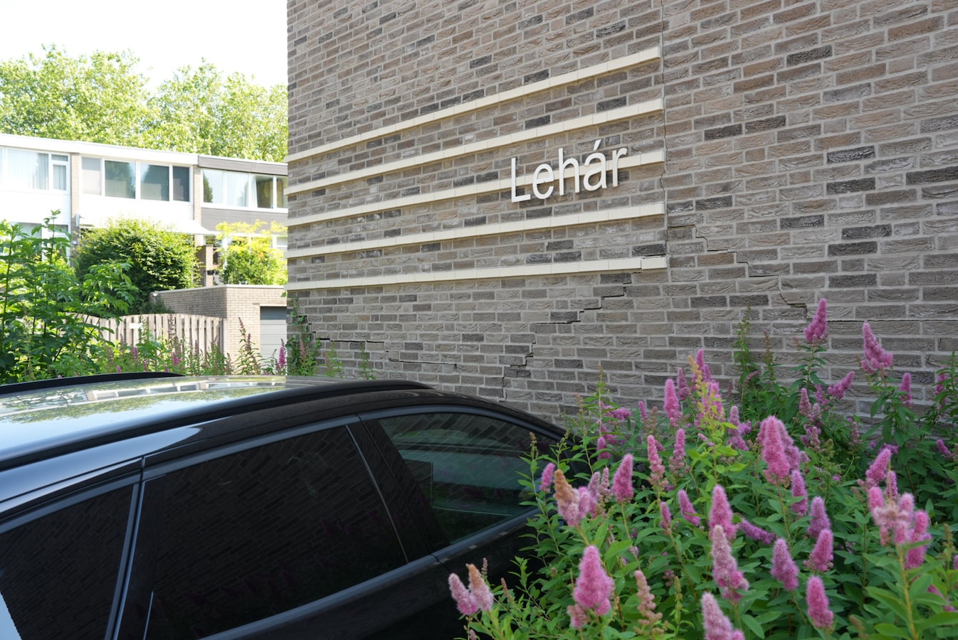 Auto knalt tegen huis in Drunen: keukenmuren scheuren door harde klap ...