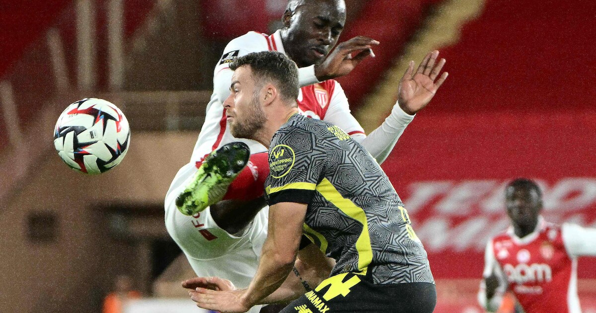 Oud-PSV'er Jordan Teze krijgt rood bij AS Monaco na roekeloze tackle ...