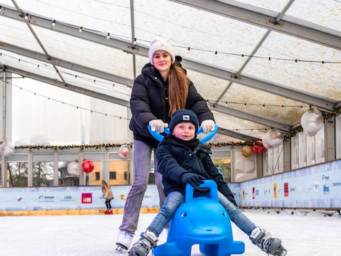 Destiny (11) maakt op de schaatsbaan rondjes met Damon (5): ‘Het is ...