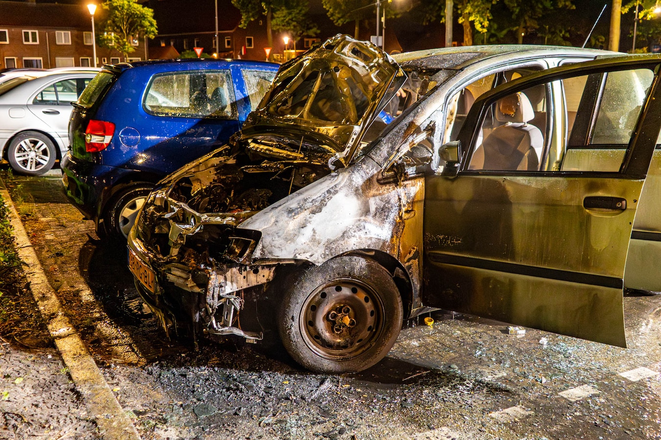 Auto brandt uit in Helmond: politie vindt jerrycan onder voertuig ...