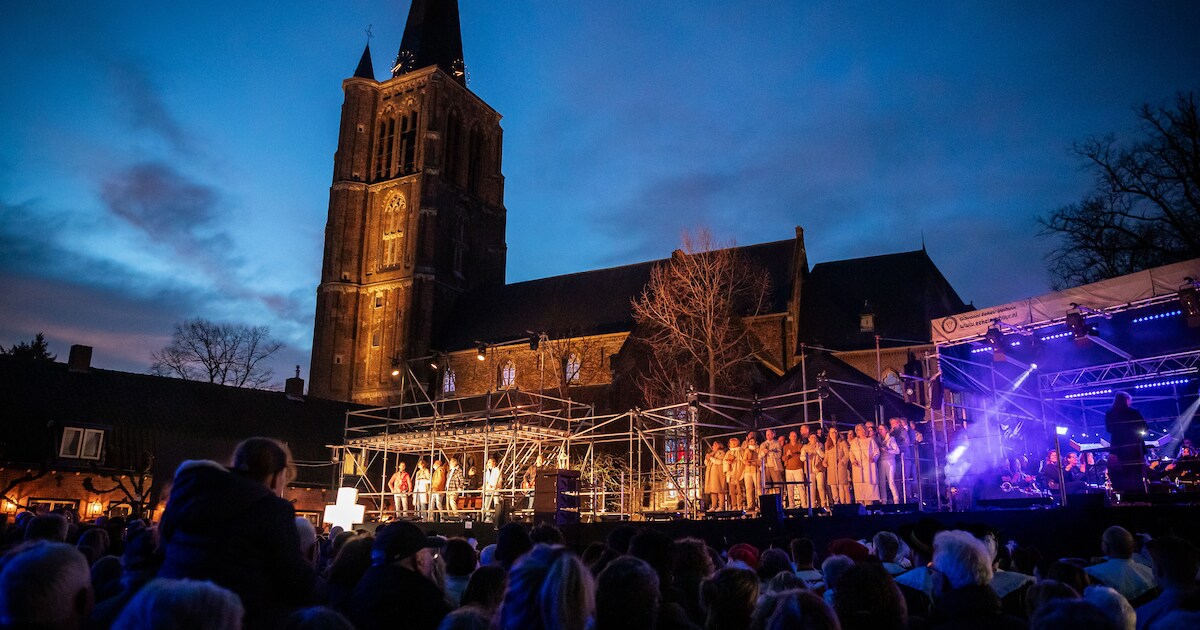 Foto- en filmmiddag blikt terug op jubileumjaar Leendse kerk | Heeze ...