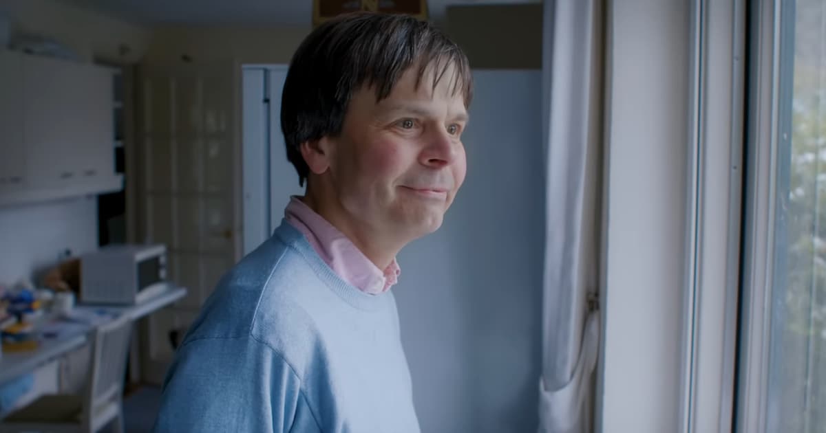 Autistische Kees Momma ondergaat 'pijnlijk proces' in nieuwe docu ...