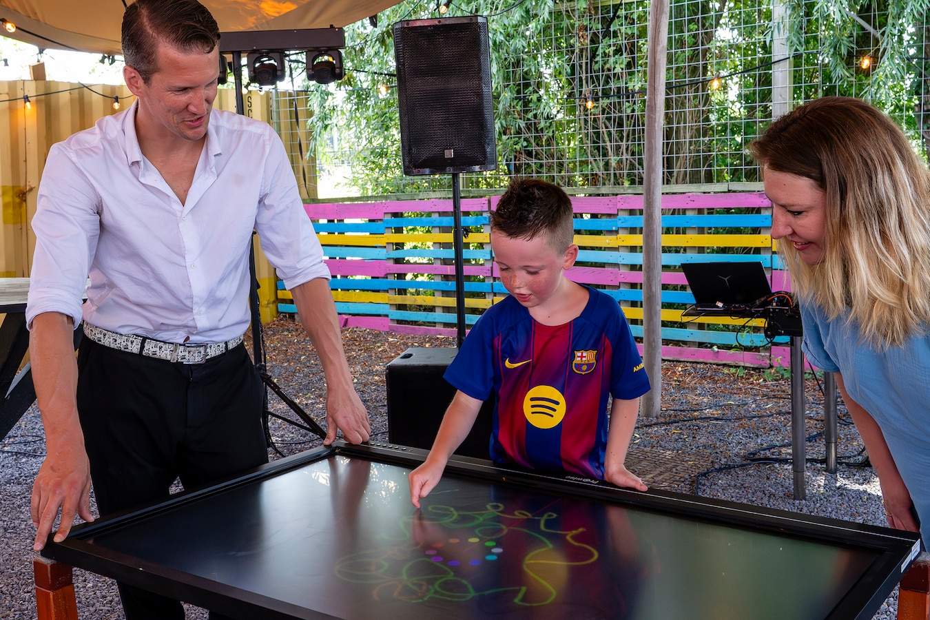 Bezoekers van SPOT kunnen muziek tekenen bij Joost en Sarike | Foto | AD.nl