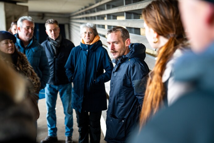 Xavier laat wandelaars zien hoe hij op straat leeft, en dat maakt ...