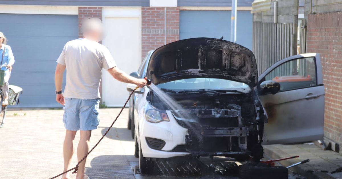 Buurtbewoners blussen autobrand in Den Helder, voertuig raakt total ...