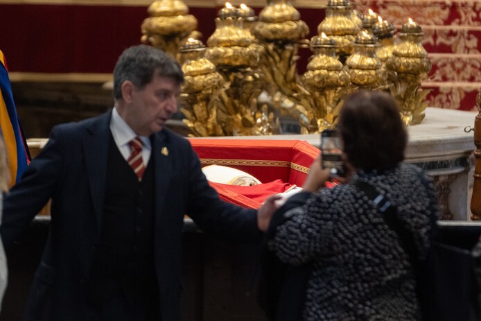 Verontwaardiging over mobieltjes in basiliek en selfies met lichaam ...