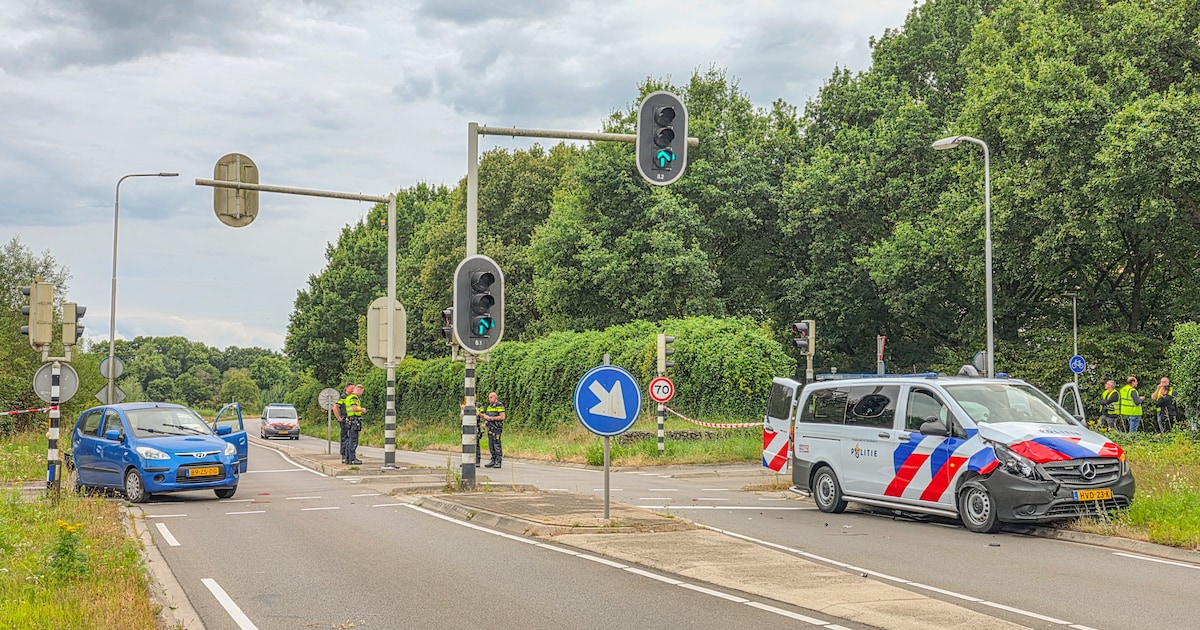 Politiebus knalt op kruising in Doetinchem tegen auto, weg zit dicht | Doetinchem | AD.nl