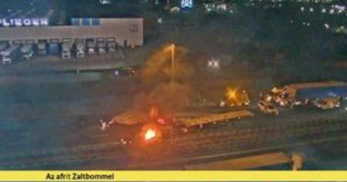 A2 weer open na ernstig ongeluk waarbij vrachtwagen lading betonplaten ...