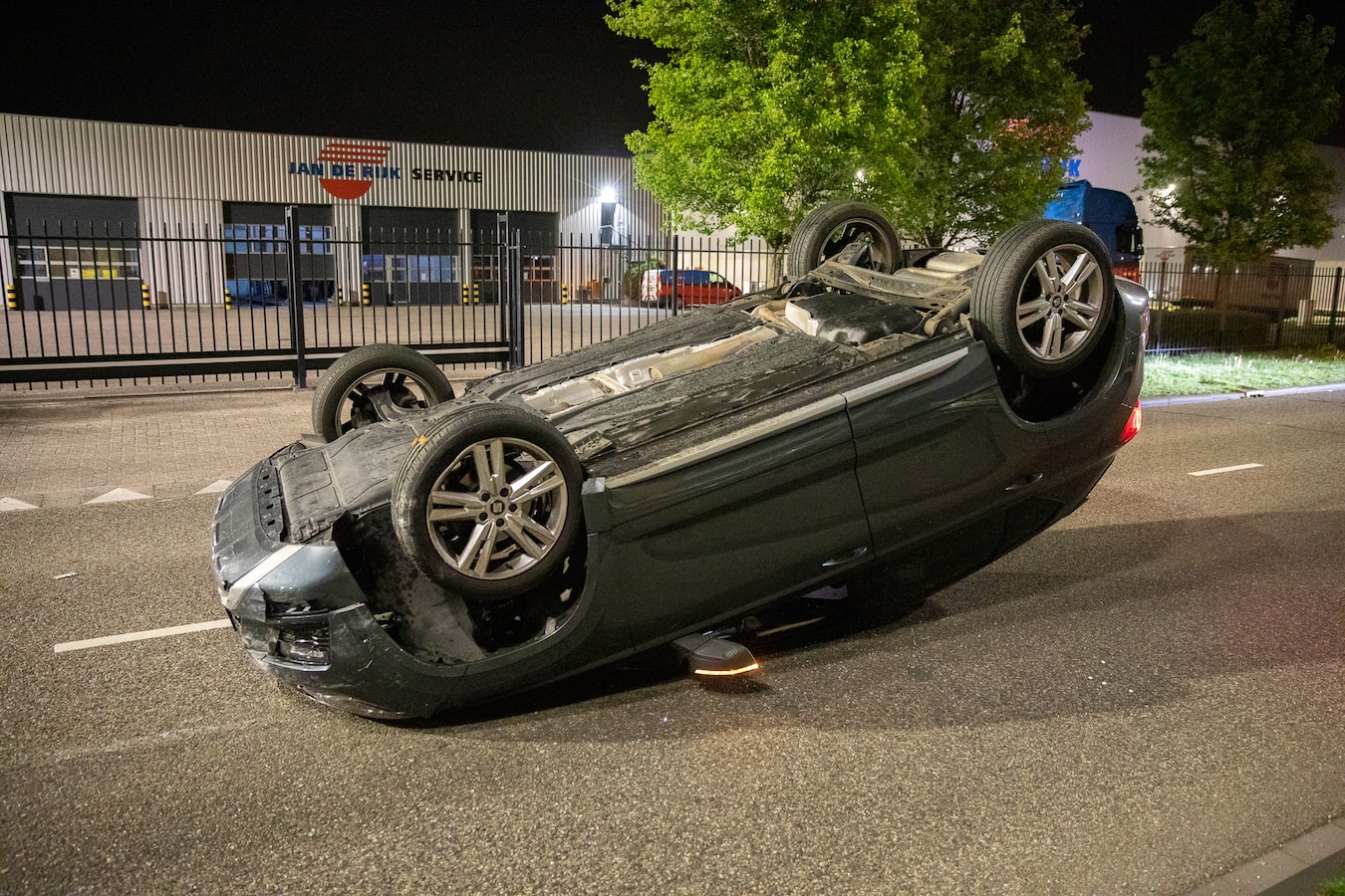 Auto's eindigen ondersteboven en tegen paal bij botsing in Roosendaal ...