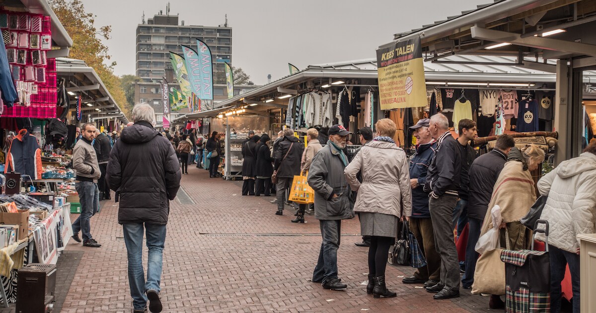 Voor je vader kochten we Nikes en gabberpakken op de markt | Den Haag ...