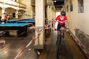 Fietsend door steegjes, dwars door de kroeg en langs pooltafels: dit ...