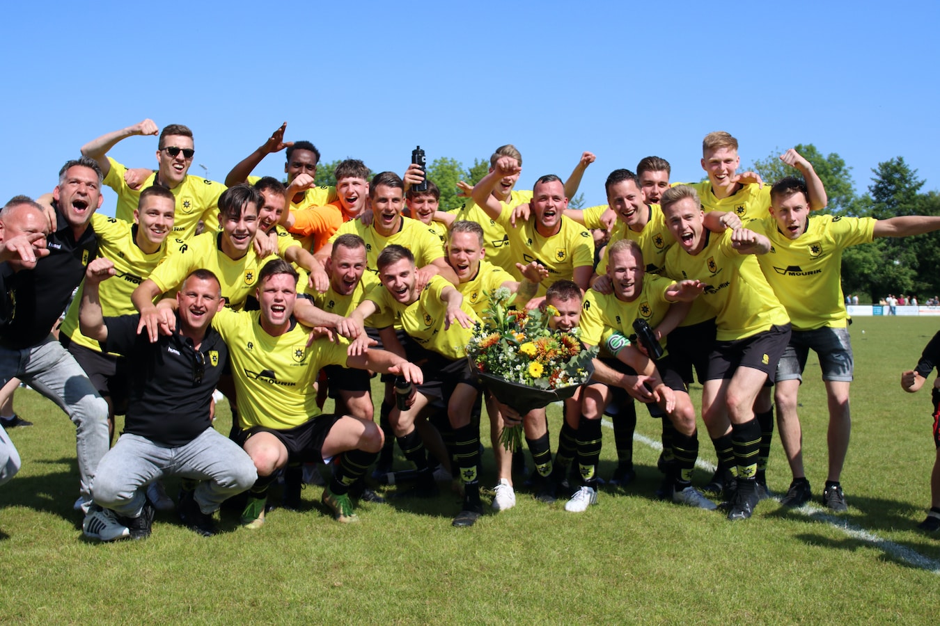 Slagveld bij Dordtse clubs, feest in Heerjansdam, Sleeuwijk en ‘Ammers ...