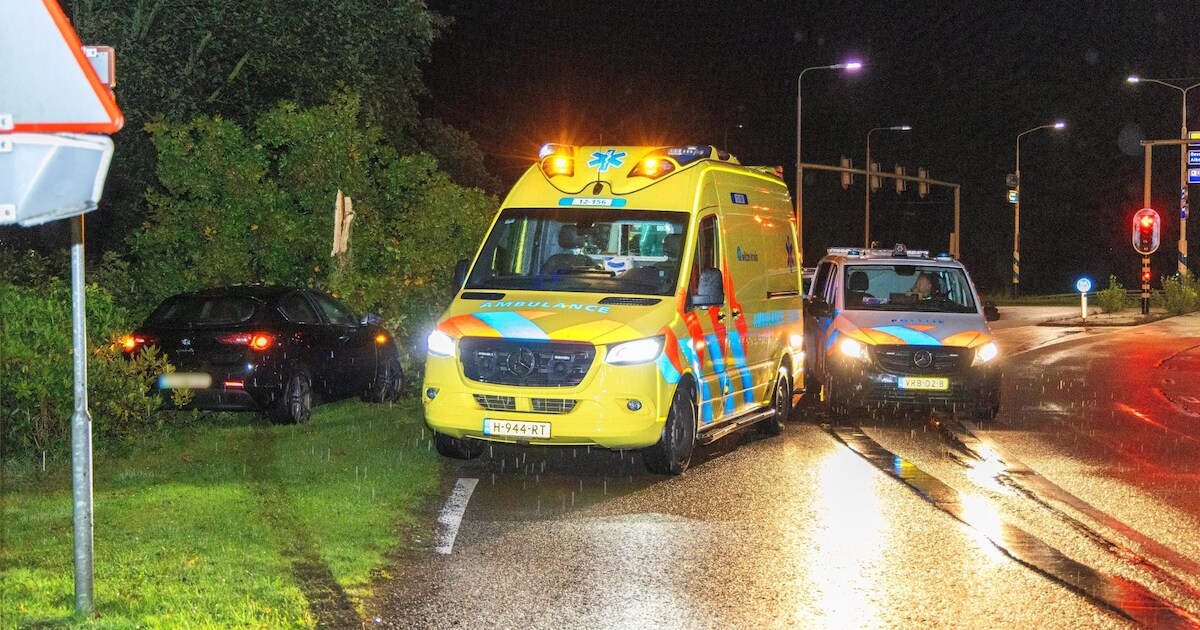 Automobilist raakt van de weg bij Velsen-Zuid en rijdt boom doormidden | 112 nieuws Velsen | AD.nl