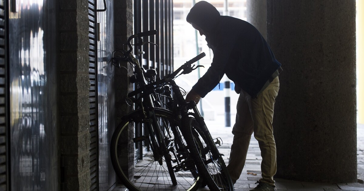 Bij politie bekende fietsendief smeert ‘m als hij agenten ziet: ‘Had ...