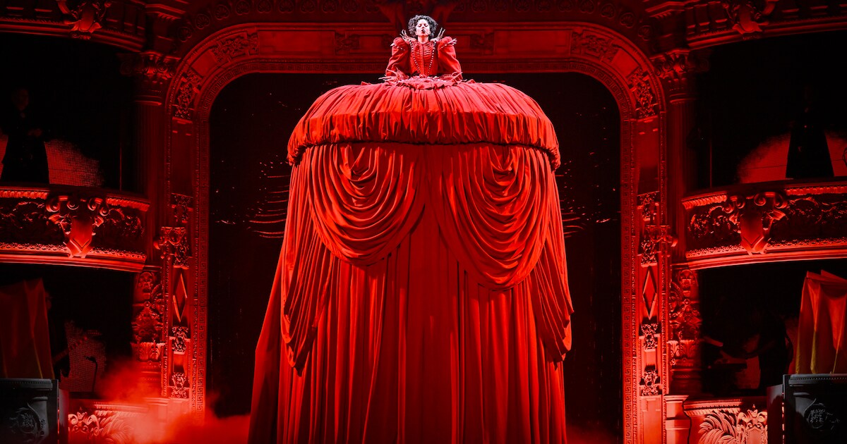 Lady Gaga staat in Ziggo Dome met metershoog gewaad voor duister decor ...