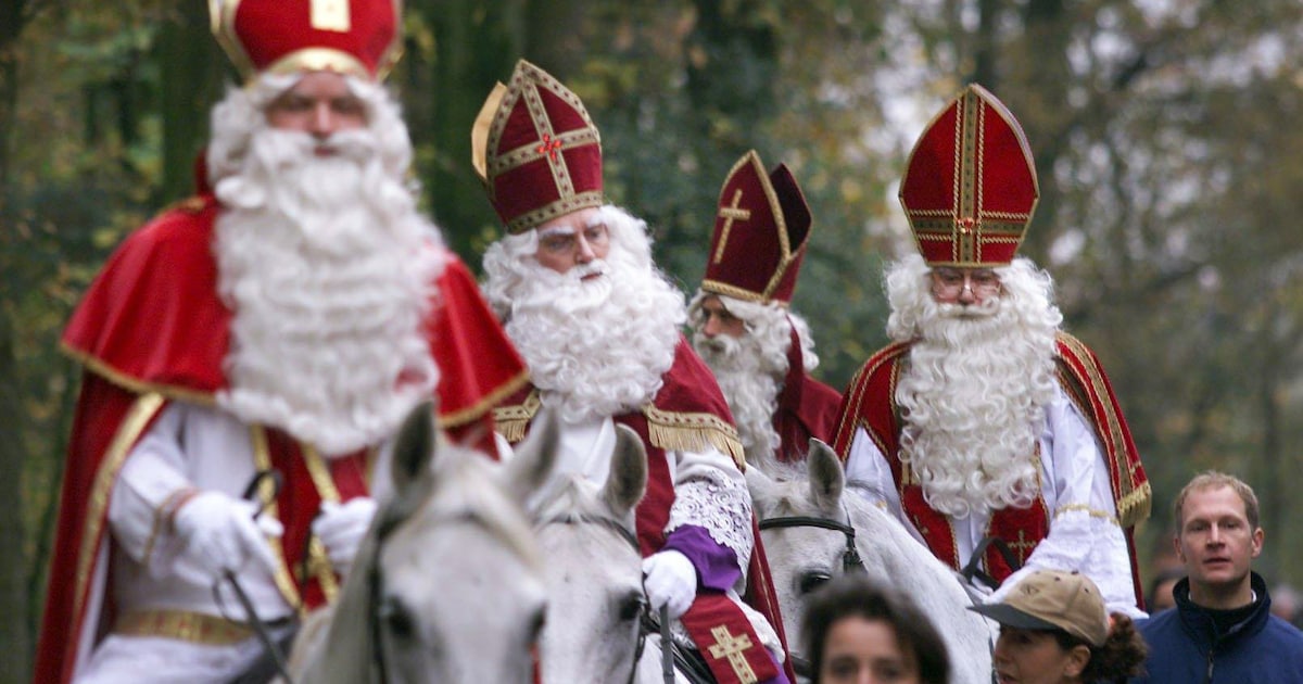 Sinterklazen die gelijk aankomen, poep aan zijn schoen en herkend door ...