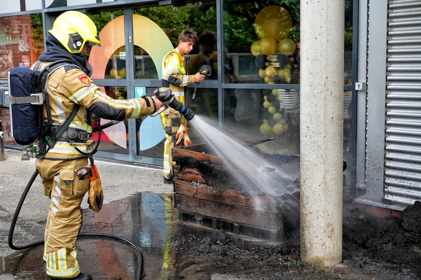 Bloembak in brand bij Den Bogerd in Druten, vermoedelijk door broei ...
