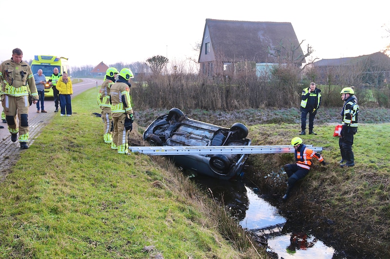 Auto op de kop in een sloot langs de Westerweg in Den Hoorn | Regio | AD.nl
