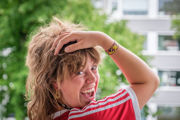 Veerle (24) wast al twee jaar haar haar niet: ‘Mijn haar ruikt niet ...