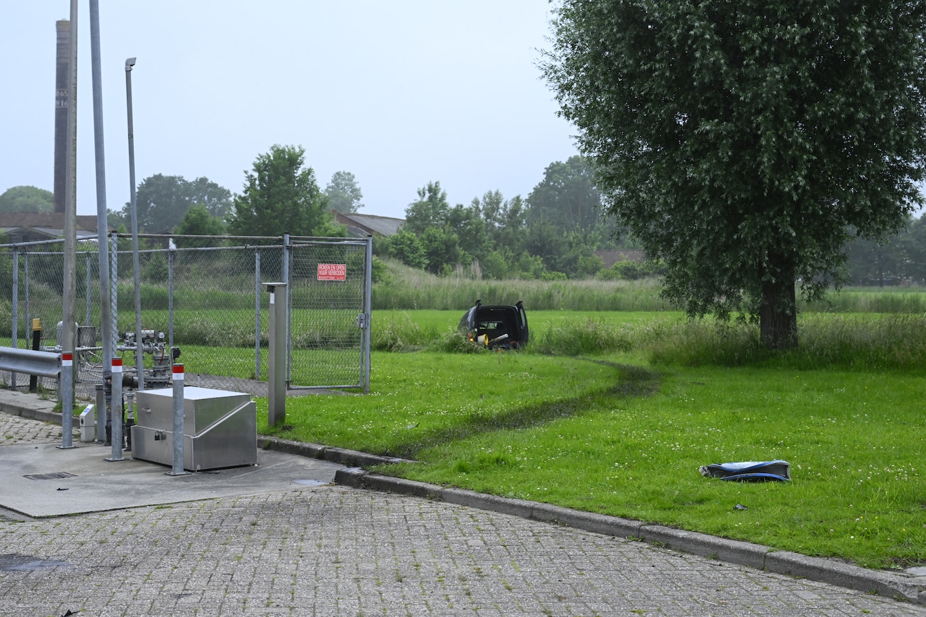 Auto vliegt uit de bocht bij tankstation aan Fivellaan in Delfzijl ...