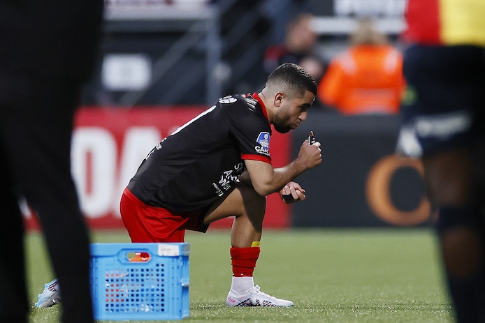 Gewilde Azarkan naar ziekenhuis voor kraker tegen Feyenoord: ‘Ik hoop heel erg dat ik niets heb ...