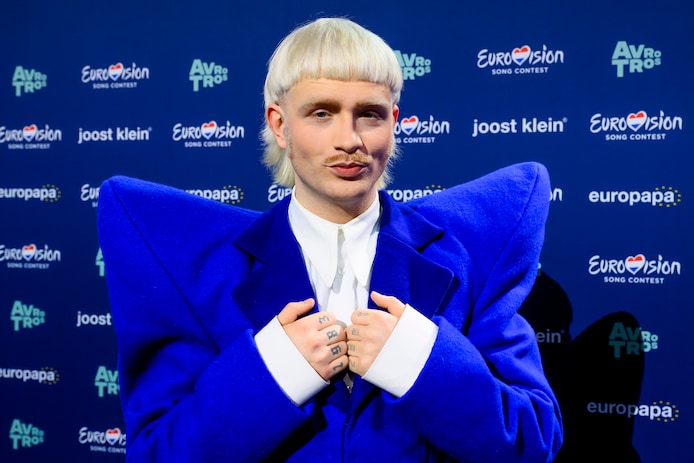 Joost Klein best bekeken muziekclip op YouTube, Bankzitters met Roxy ...