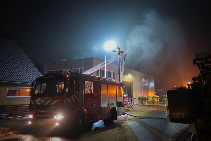 Grote brand in bedrijfspand in Zelhem geblust door brandweerkorpsen uit ...