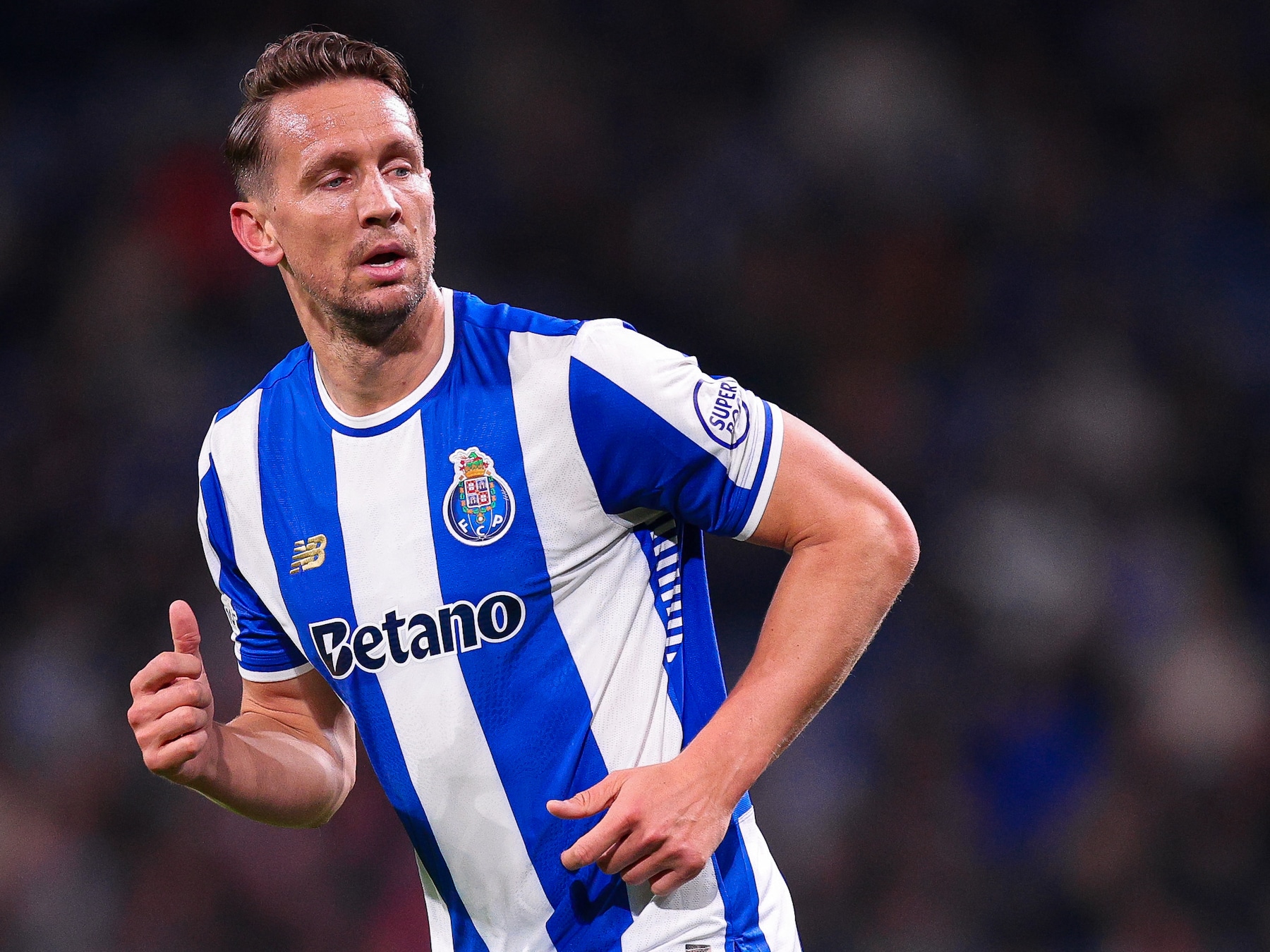 Ajax morst al voor zesde keer dit seizoen punten na fout Remko Pasveer ...