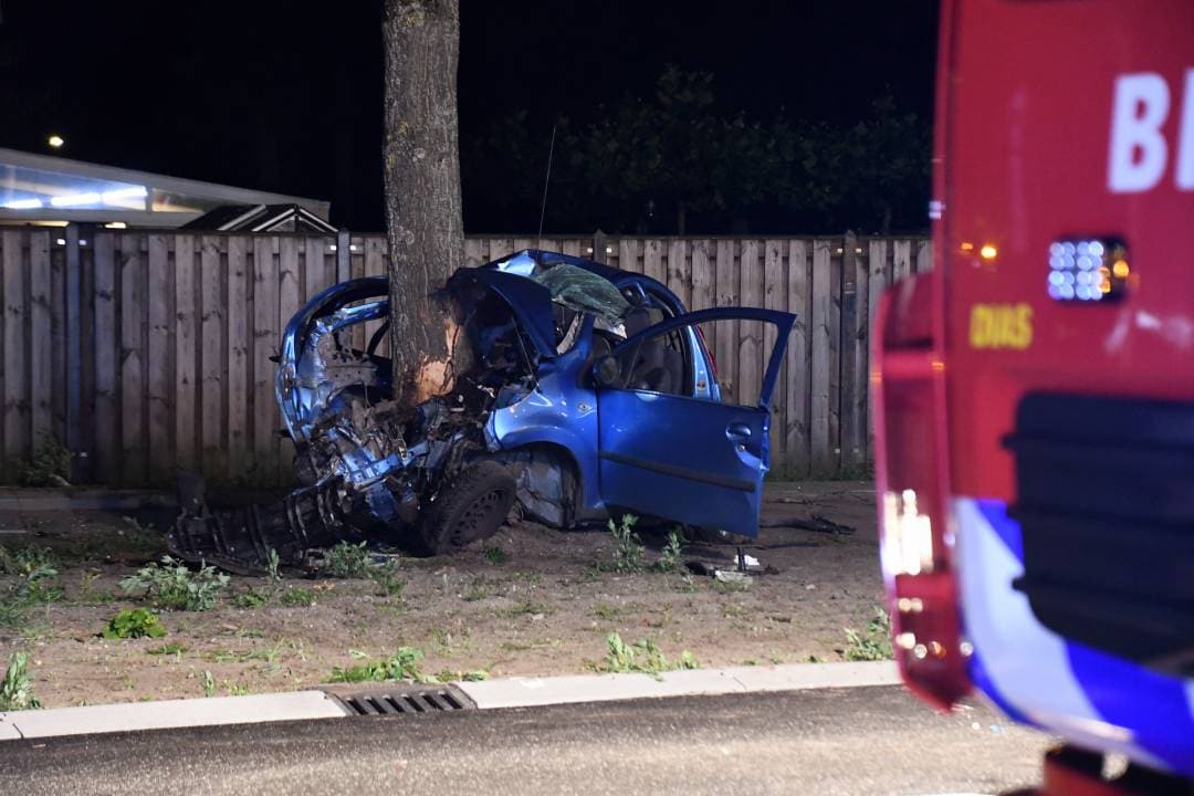 Auto crasht tegen boom bij Kapellebrug, N290 voorlopig afgesloten ...
