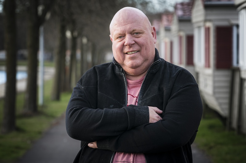 Graf van ouders Peter Gillis beklad, tekst gekalkt op steen: ‘Dit is ...
