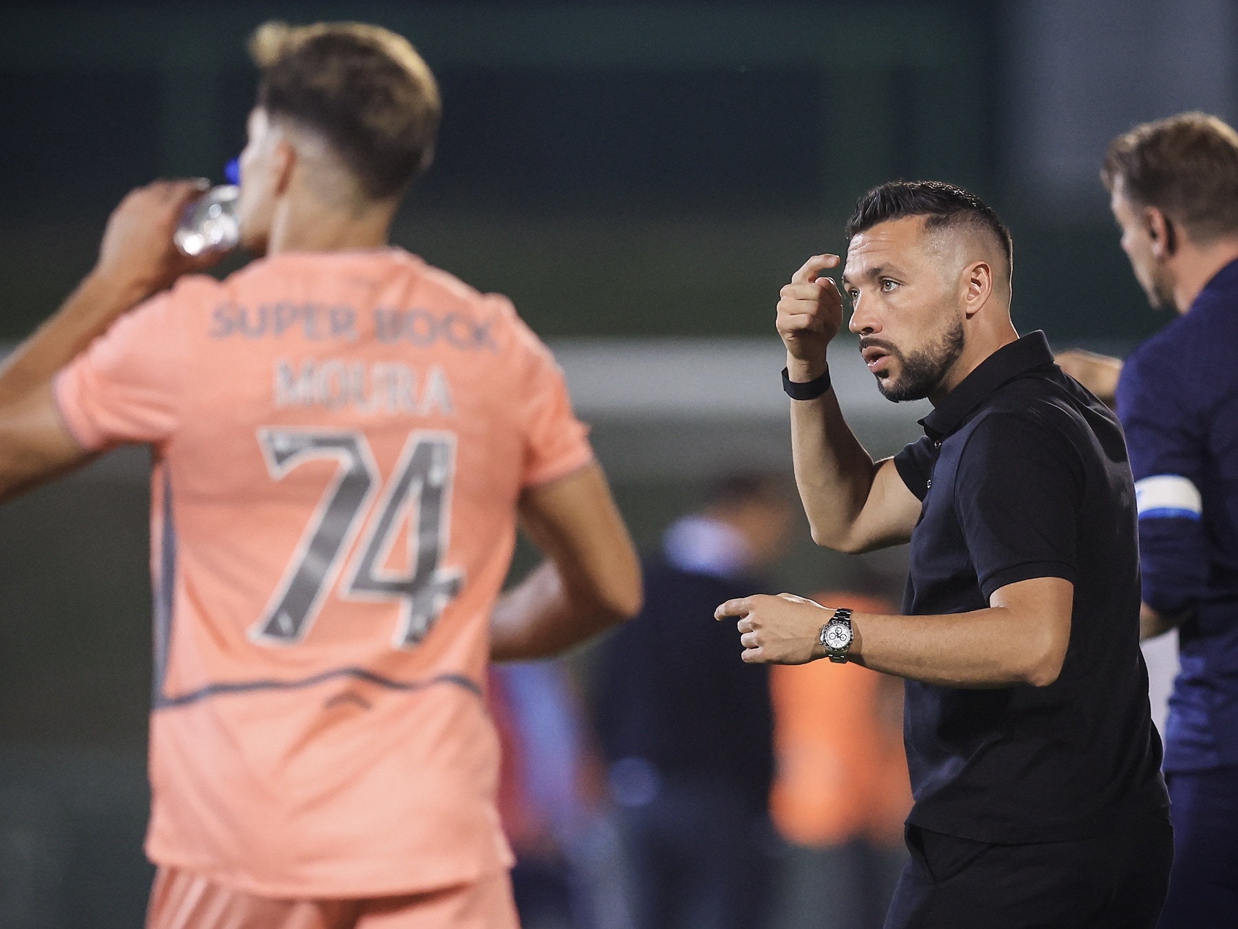 Ajax van de hemel naar de hel op knotsgekke zondag: ‘Het is onvoldoende ...