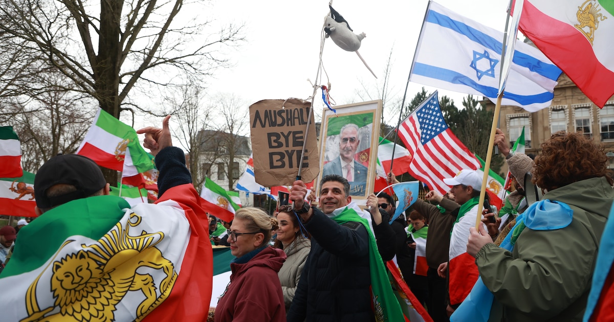 Feestende menigte komt samen bij Iraanse ambassade in Den Haag | Regio ...