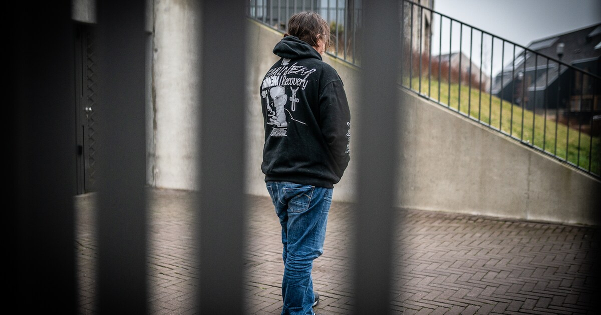 De eerste ‘stem’ die Iris ooit hoorde, was een mannenstem die zei: ‘Maak hem dood’ | Binnenland ...