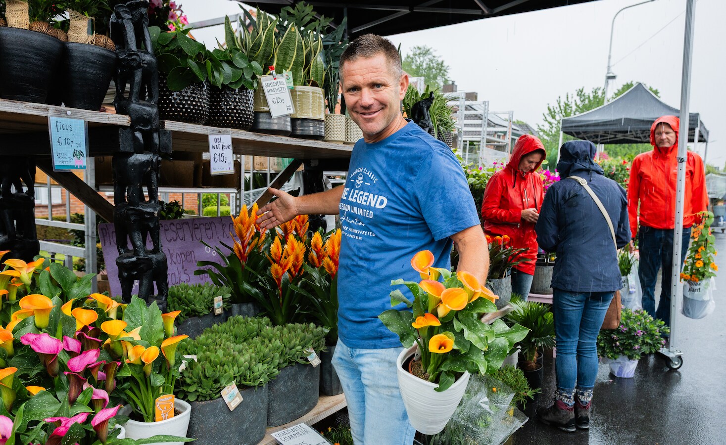 Zij staan al veertig jaar op de Meikermismarkt in Koewacht: 'Blije ...
