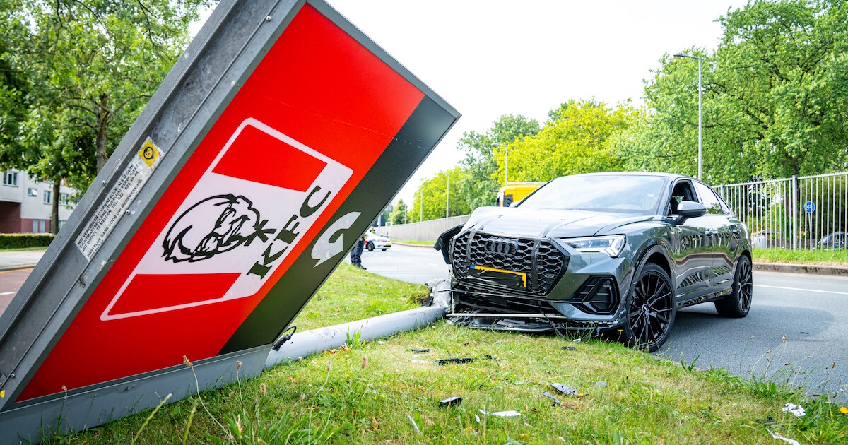 Automobiliste rijdt lantaarnpaal met KFC-bord omver in Rotterdam-West ...