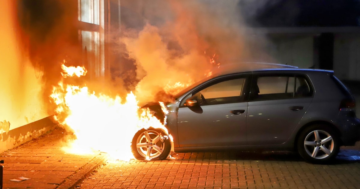 Brand op parkeerplaats bij Action in Tiel | Tiel | AD.nl