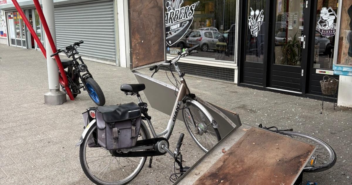 Ineens liggen dakplaten van Vlaardings winkelcentrum op de fiets van ...