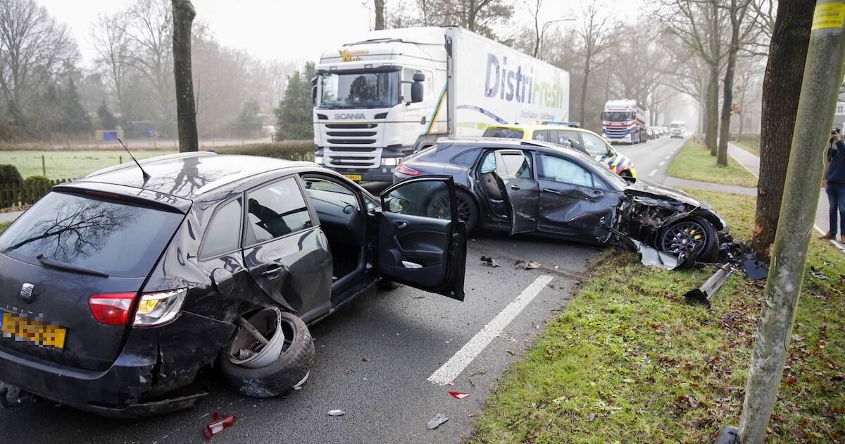 Twee auto’s volledig in de kreukels bij harde botsing in Apeldoorn ...