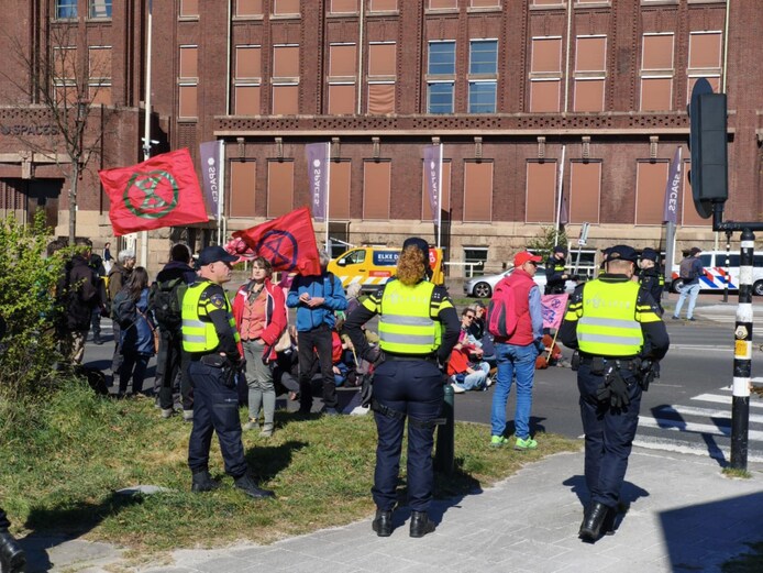 27 actievoerders opgepakt voor aanjagen blokkade en 13 voor strafbare ...