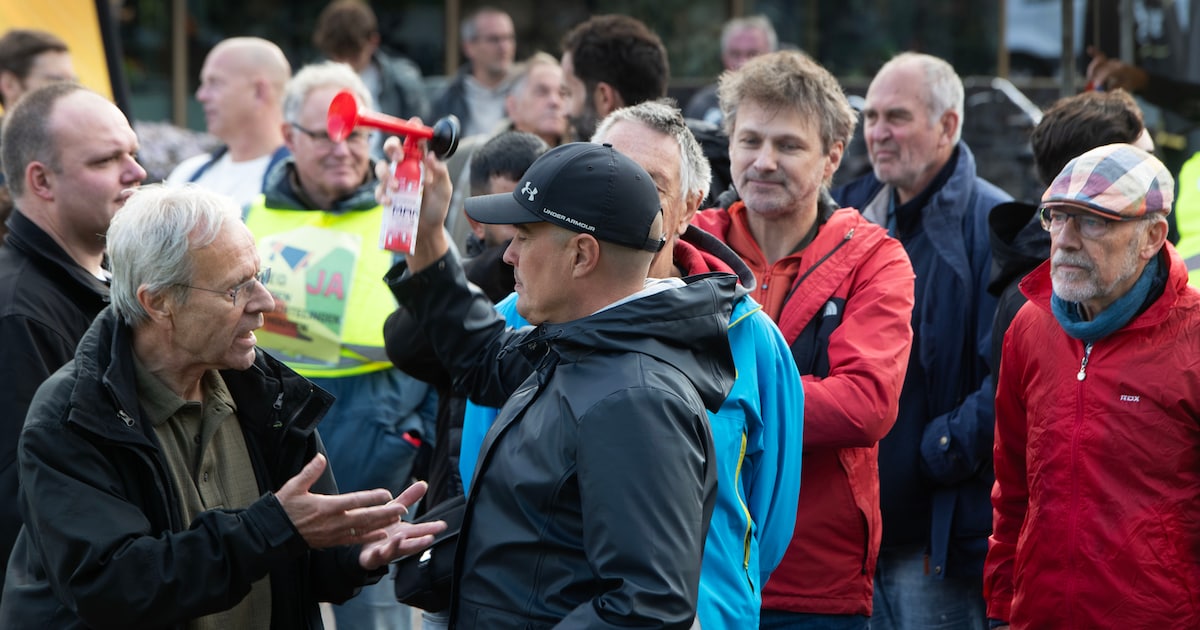 Tegenstanders én voorstanders van azc betogen in Houten: gemeente roept ...