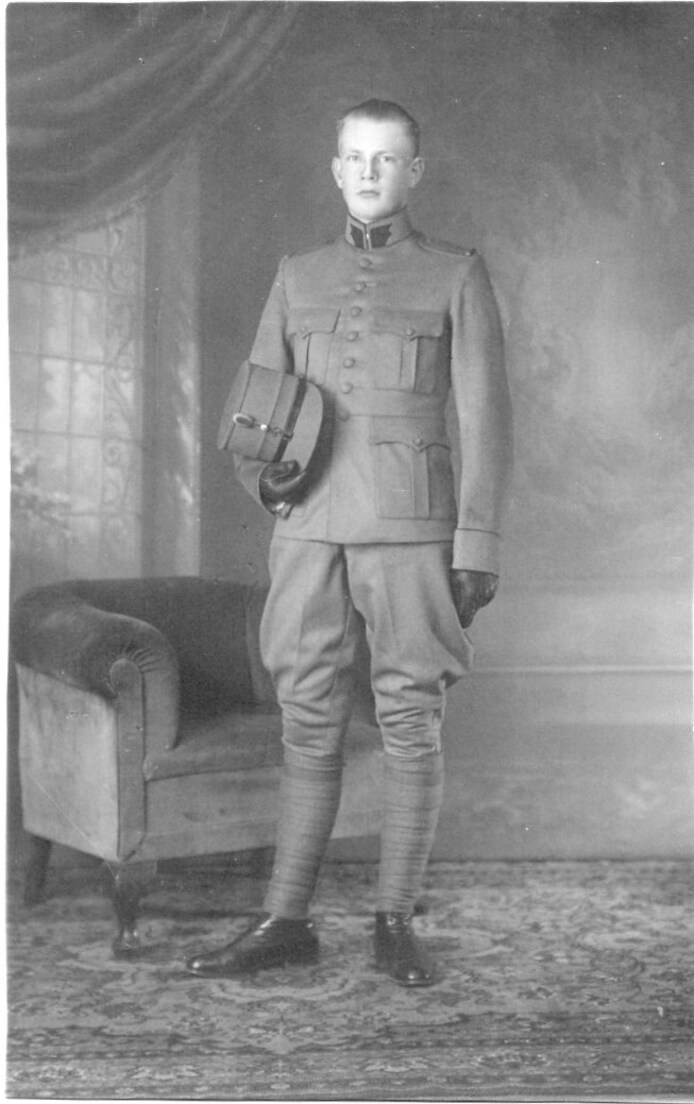 ‘Soldatenkist’ van gesneuvelde Bas (24) stond jarenlang bij familie op ...