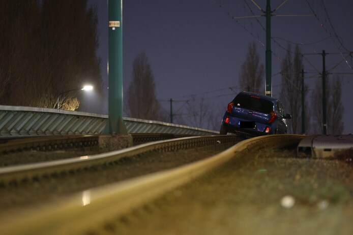 Dronken automobilist rijdt 150 meter over trambaan in Rijswijk en ...