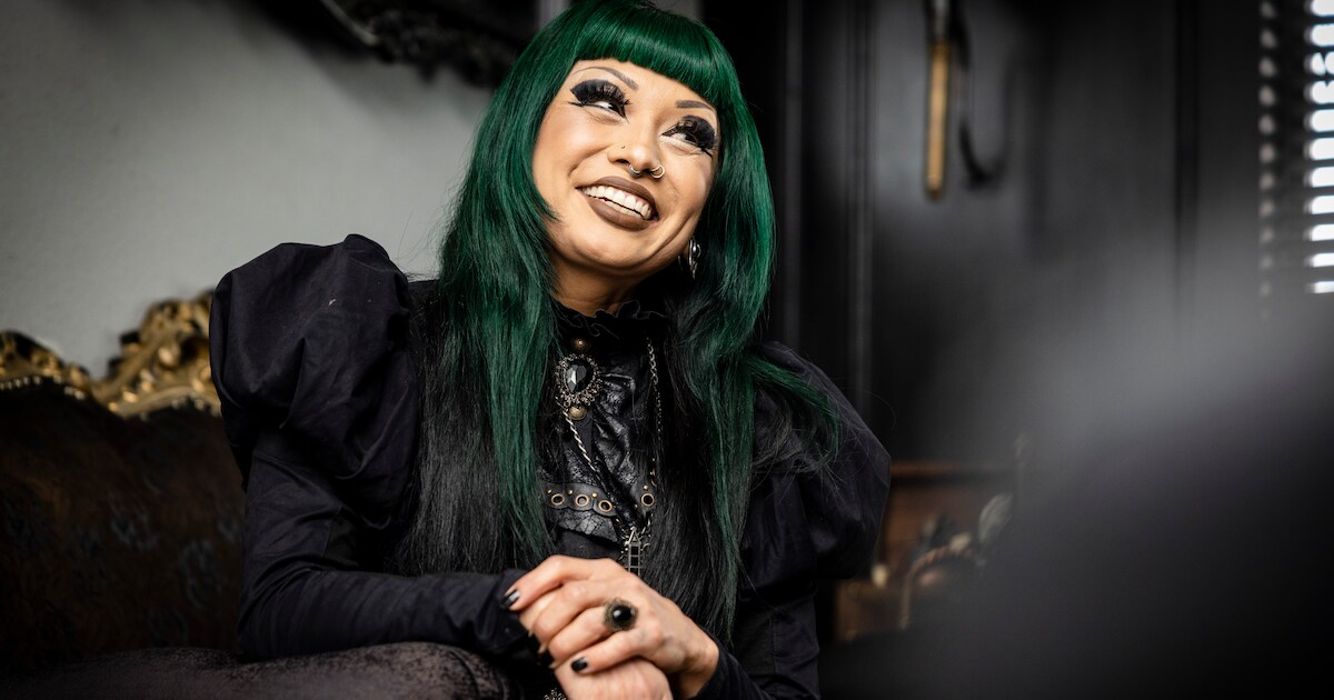 Op straat wordt gothic Ana (45) raar aangekeken, maar op haar werk in ...