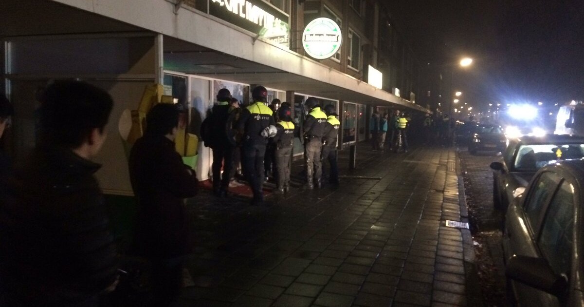 Vijftig jongeren aangehouden bij rellen in De Koppel | Amersfoort | AD.nl