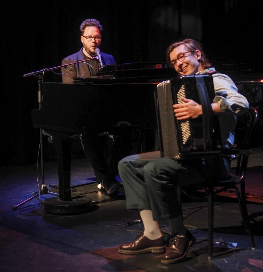Robin Bleeker presenteert debuutalbum in Theater Fazant | Foto | AD.nl