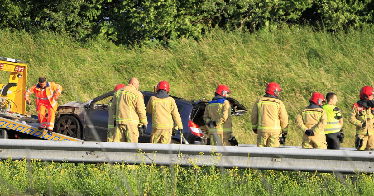 Auto uitgebrand op A2 ter hoogte van Weert | Regio | AD.nl