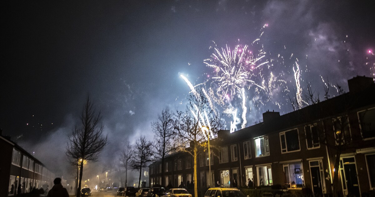 Tientallen kilo’s illegaal vuurwerk in beslag genomen bij invallen in ’t Gooi, EOD ingezet | Het ...