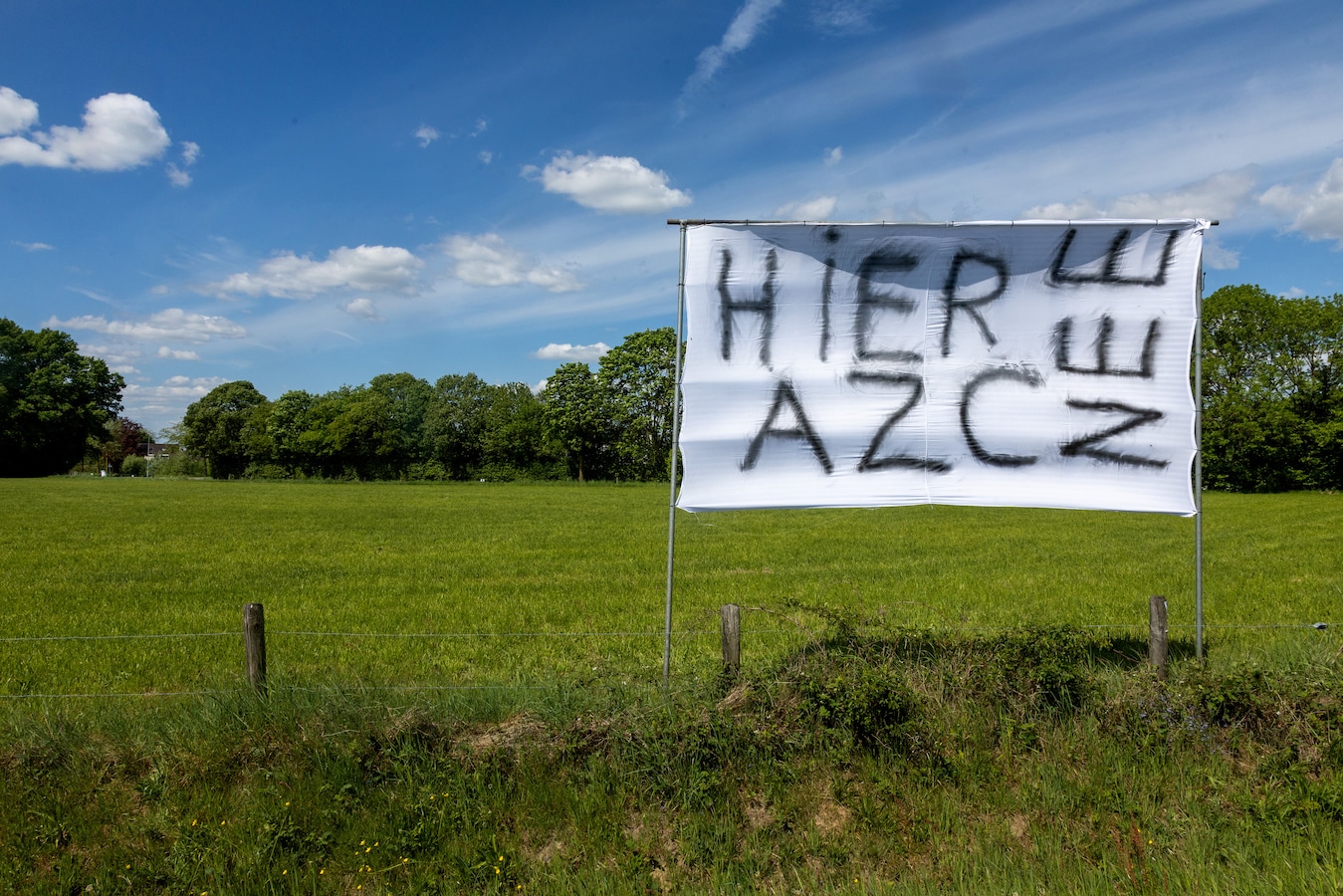 Tineke verwelkomt azc in hun dorp, René protesteert: 'Vrouwtje van 80 ...